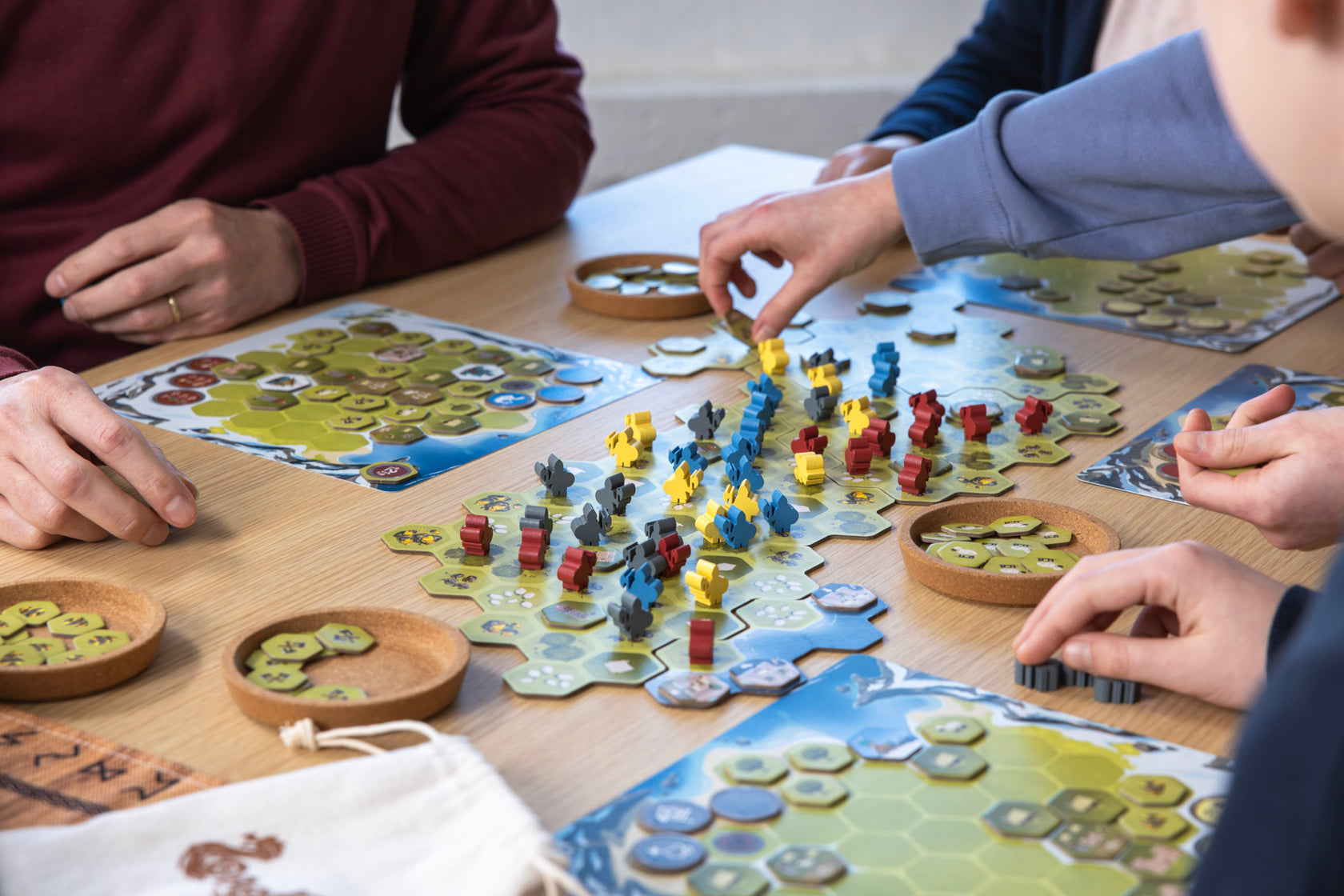 Looot (Neuland in German) – Hachette Boardgames US